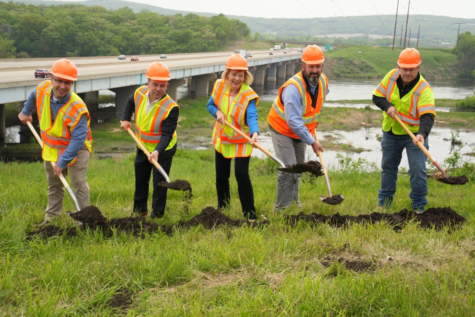 WisDOT, Sen. Baldwin hold groundbreaking for Wisconsin River Bridge - WTBA